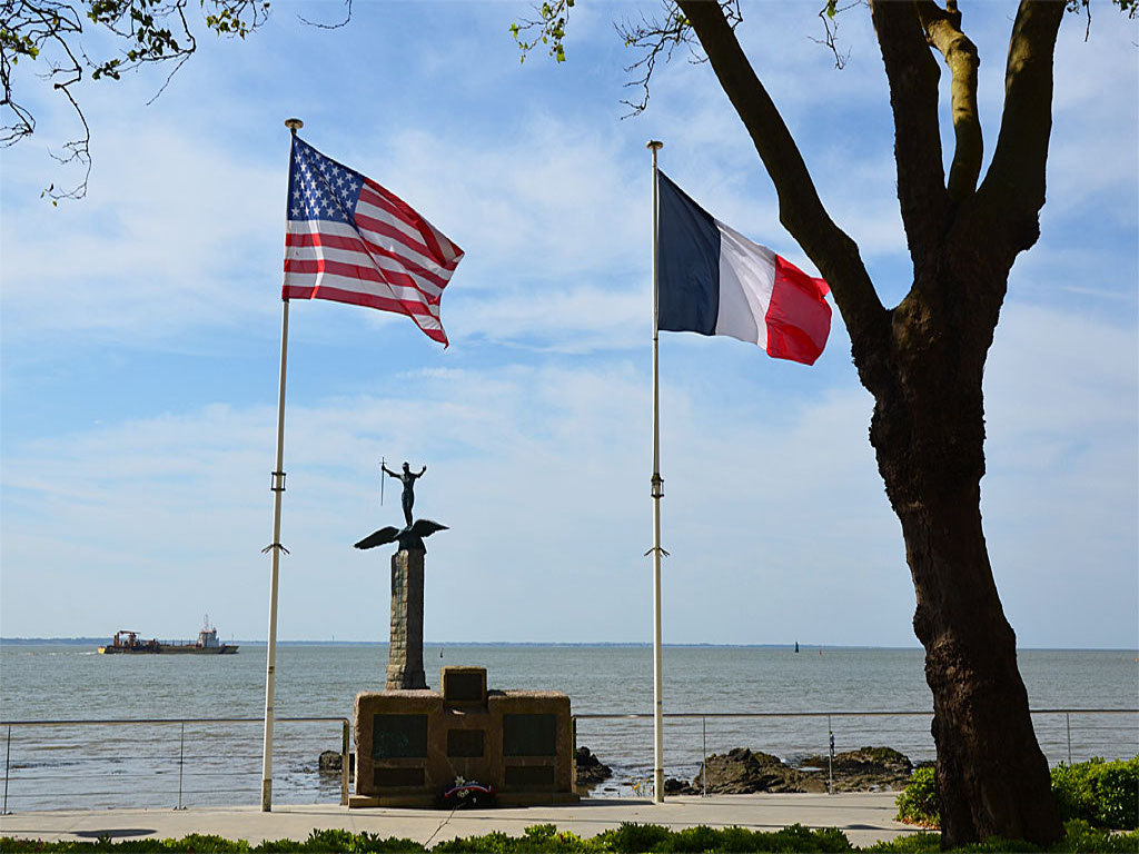 LE MONUMENT AMERICAIN - La Loire à Vélo